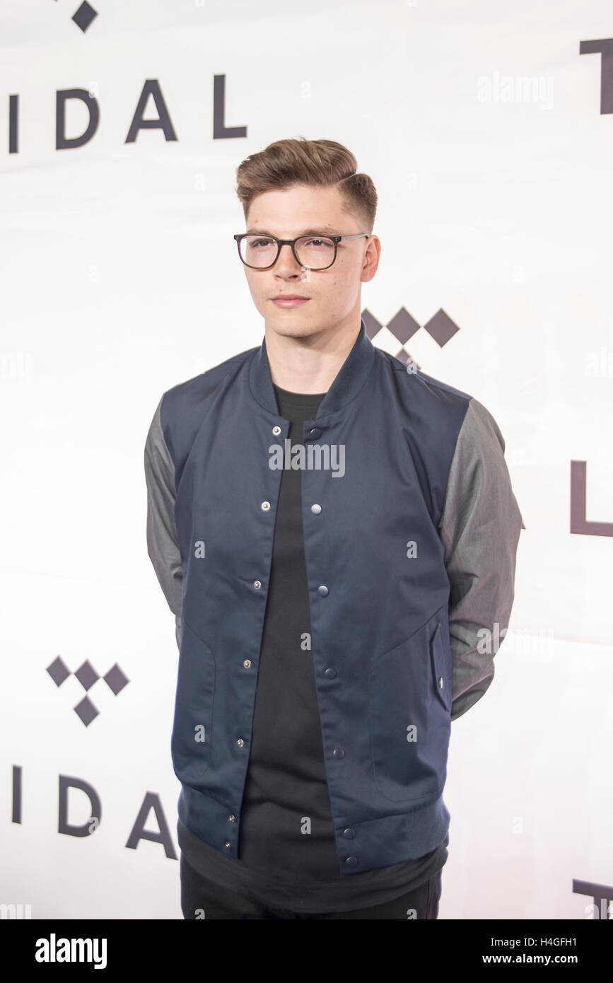 Kevin garrett arrives to red carpet tidal x hi-res stock photography ...