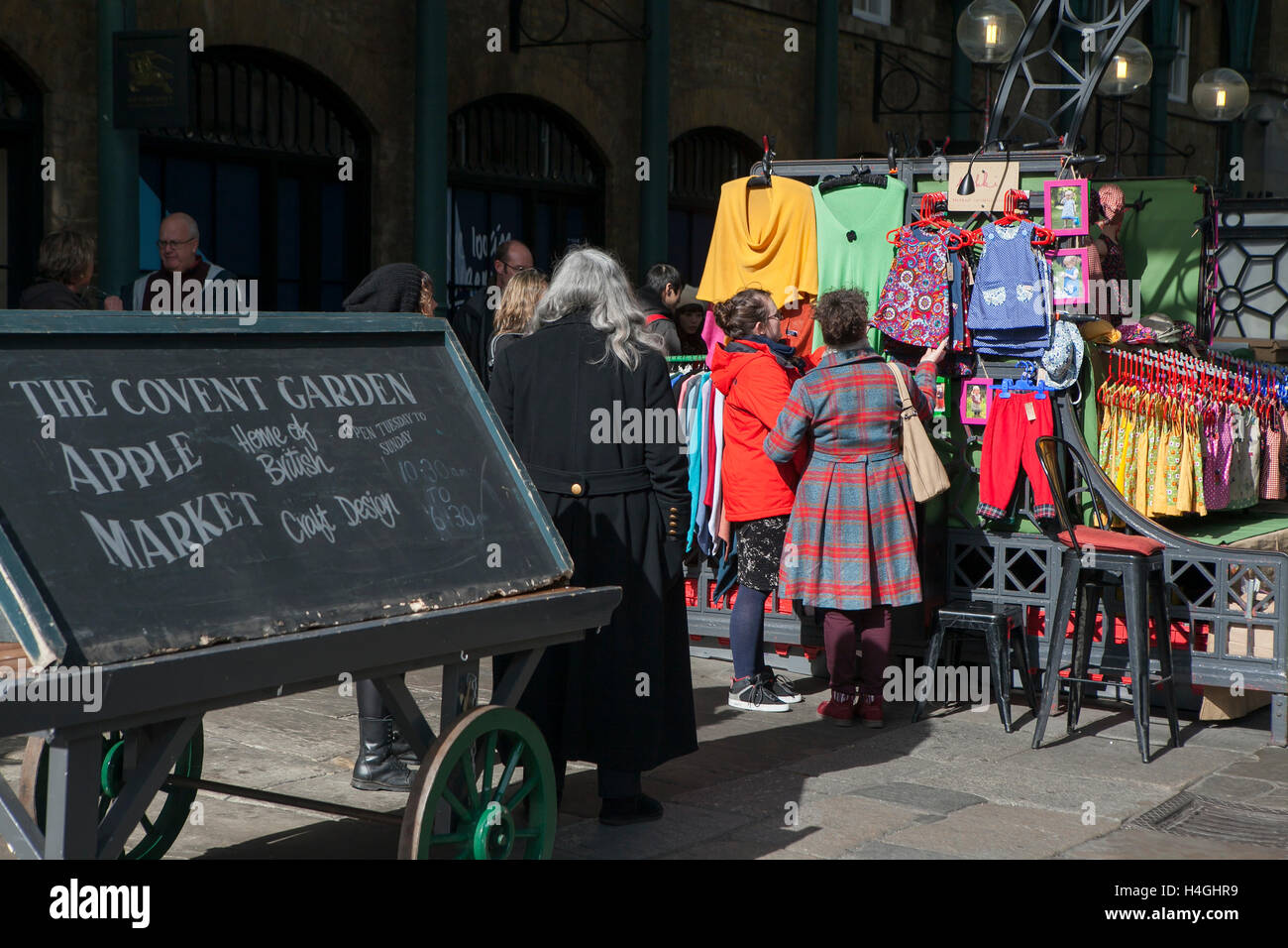 LONDON, UK - February 10: Famous Apple Market inside Covent Garden with ...