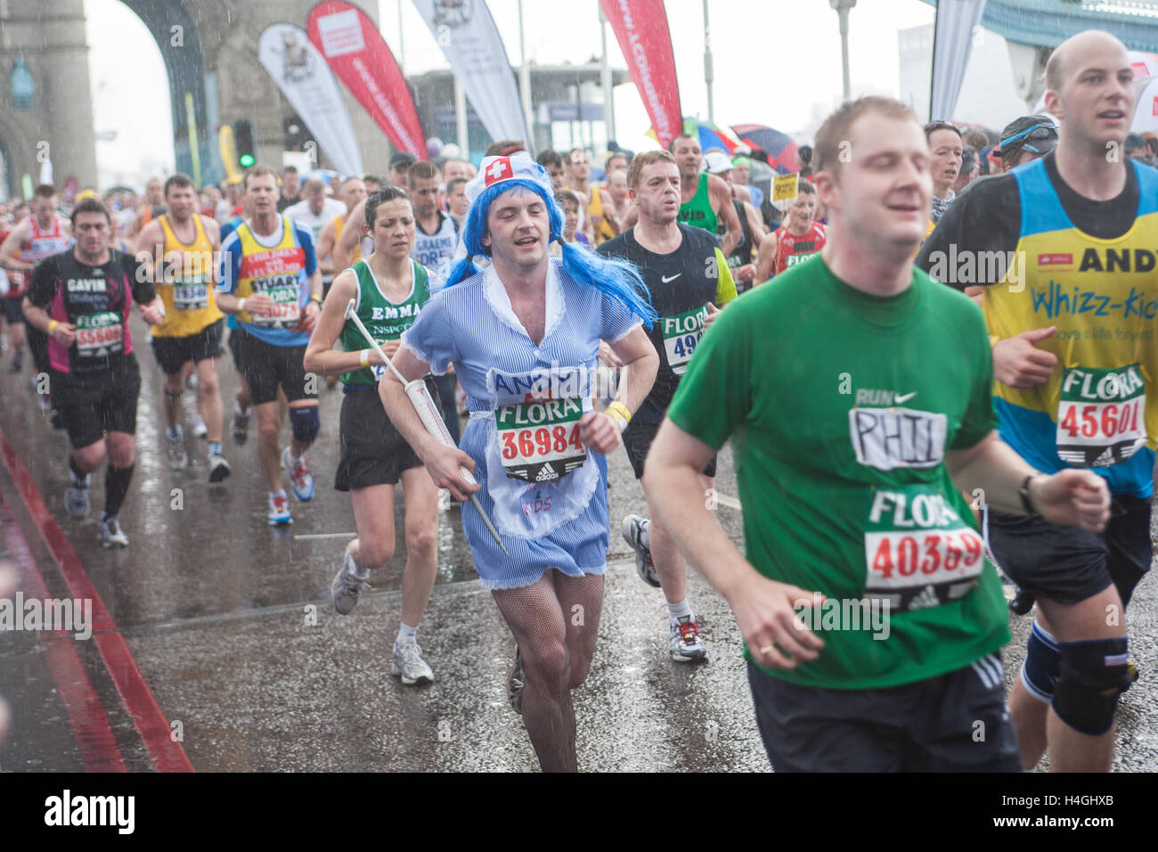 London marathon tower bridge hi-res stock photography and images - Alamy
