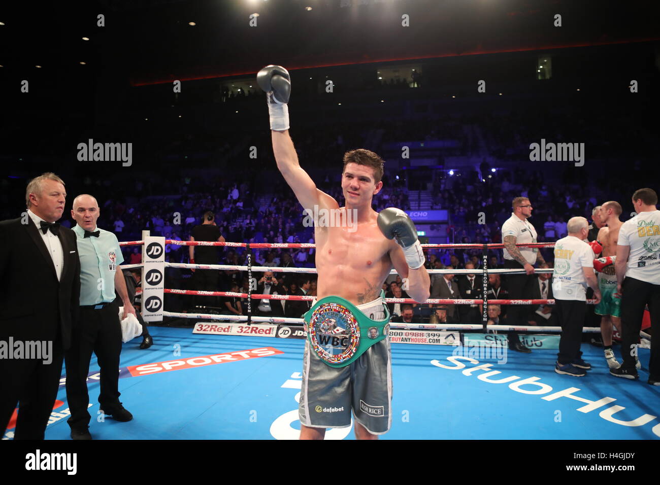 Luke campbell celebrates victory over derry matthews hi-res stock ...