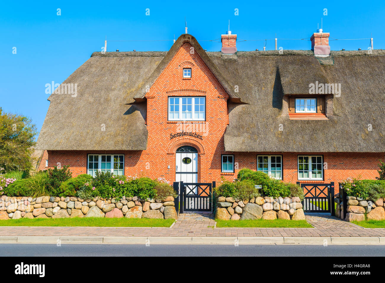Stone house thatched roof hi-res stock photography and images - Alamy