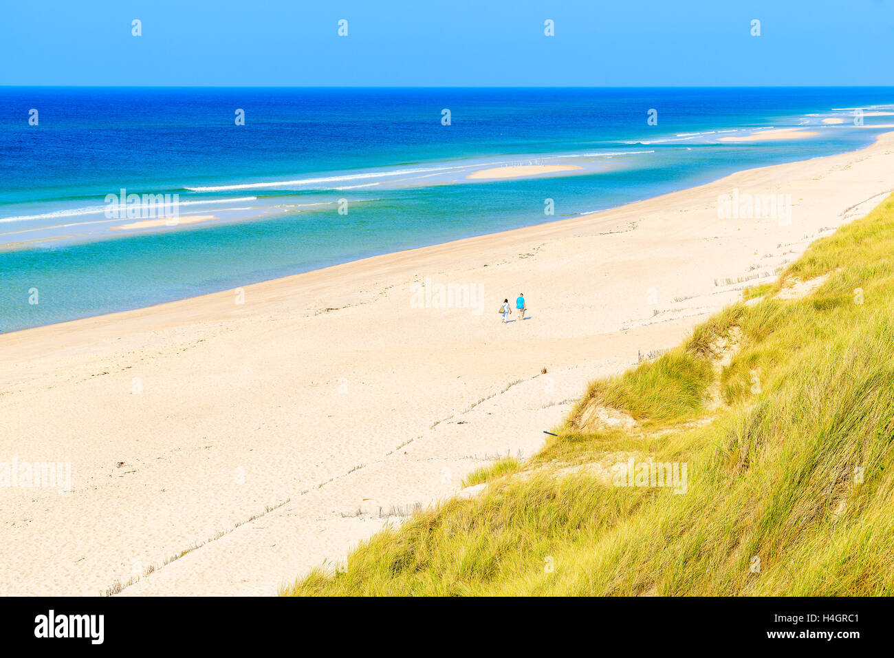 People walking on the beach hi-res stock photography and images - Alamy