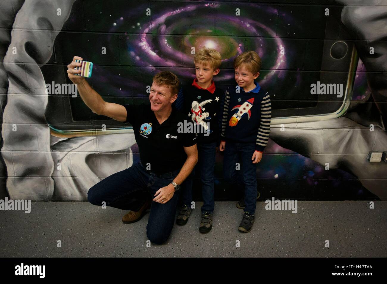 British astronaut Tim Peake takes a selfie with eight-Year-old twins ...
