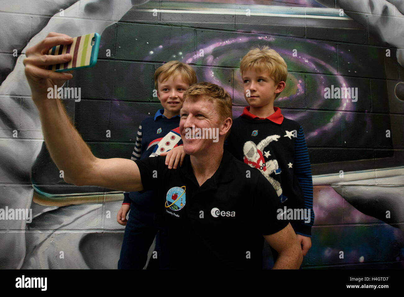 British astronaut Tim Peake takes a selfie with eight-Year-old twins ...