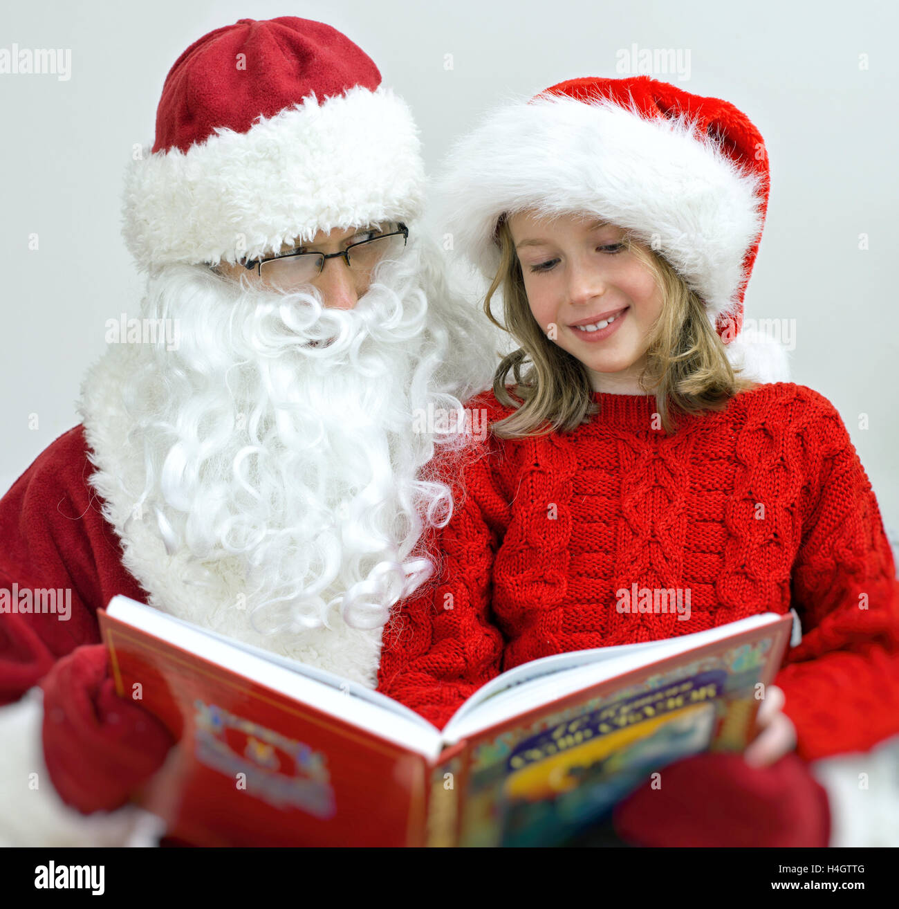 Man reading to girl hi-res stock photography and images - Alamy