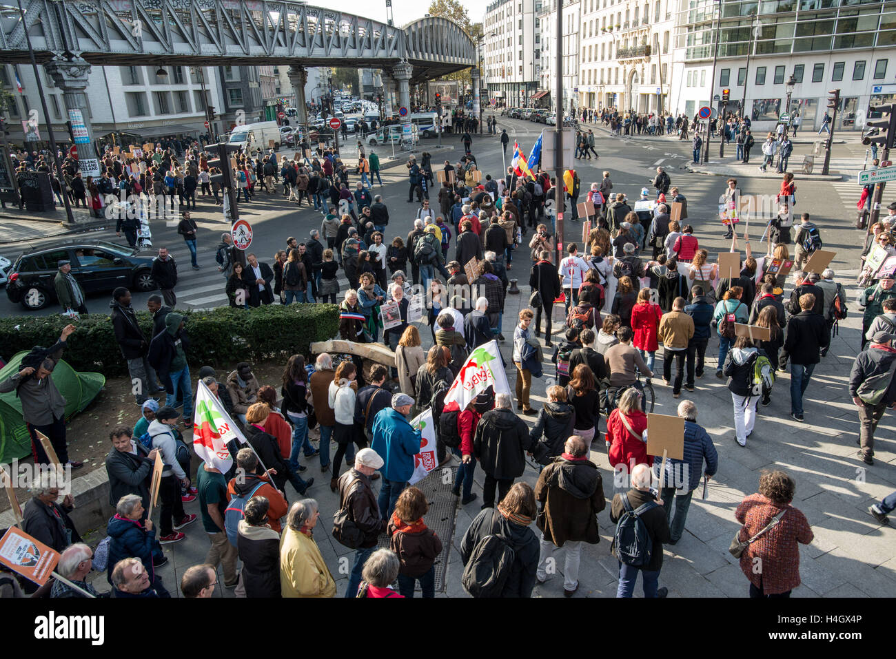 Paris, France. 15th Oct, 2016. Thousands of people were in the streets ...