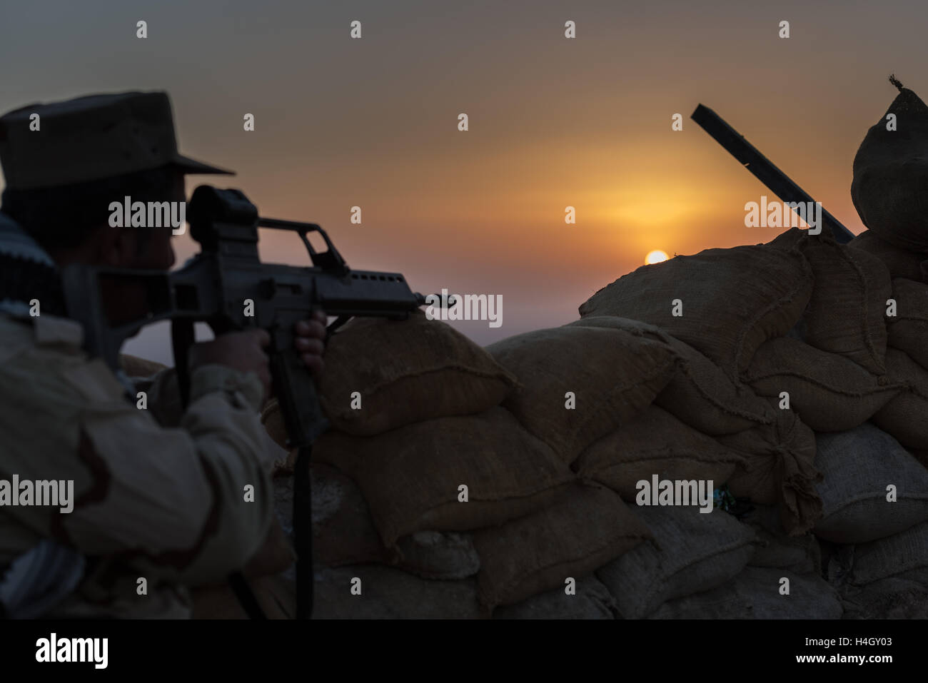 Bashiqa, Iraq. 05th Oct, 2016. Iraqi Kurdish Peshmerga fighters take ...