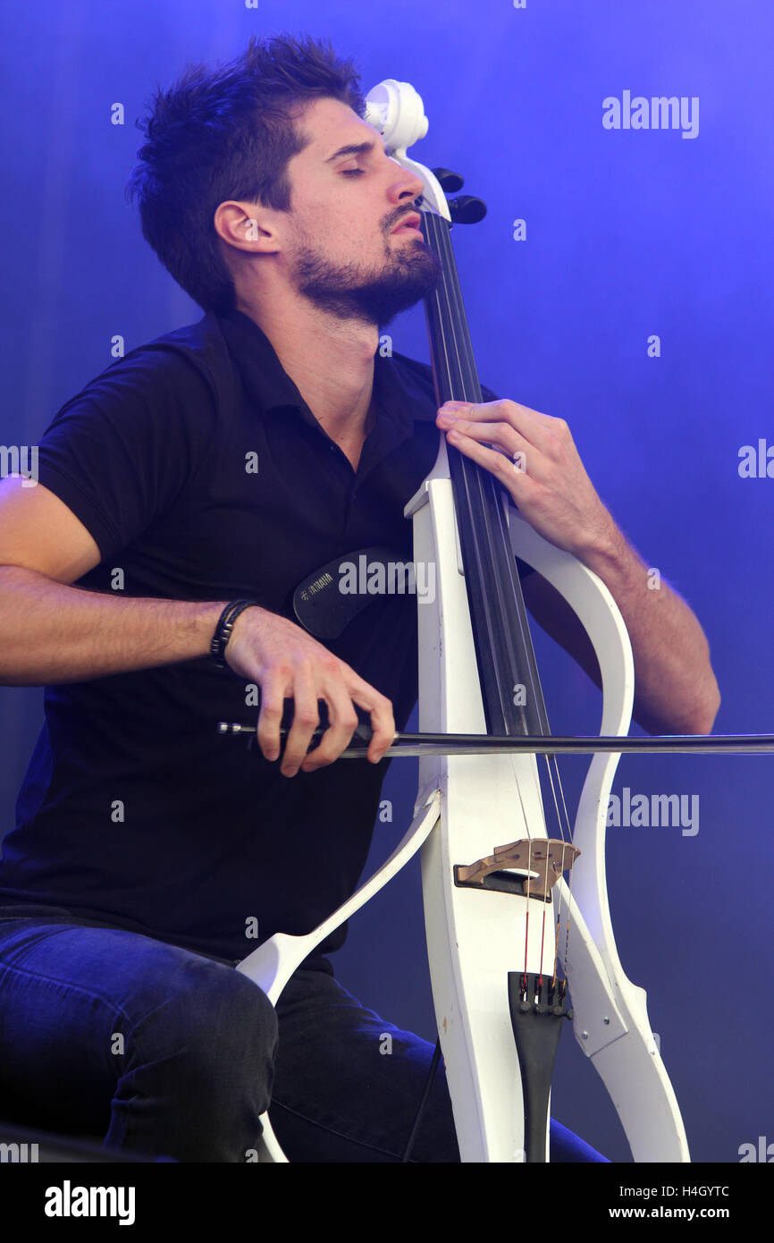 Cello players hi-res stock photography and images - Alamy