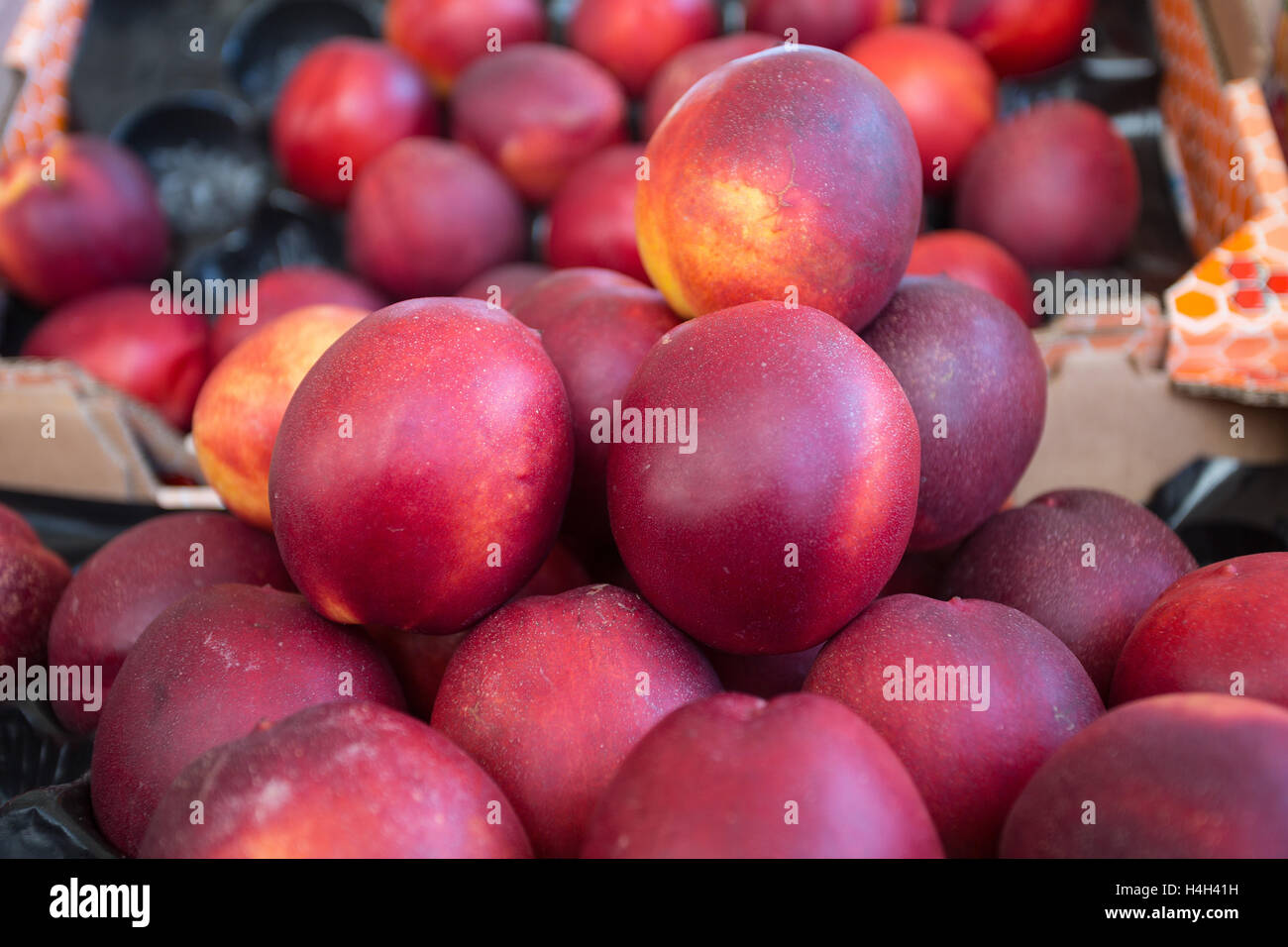 Peaches in the market at Rue Mouffetard in Paris Stock Photo - Alamy