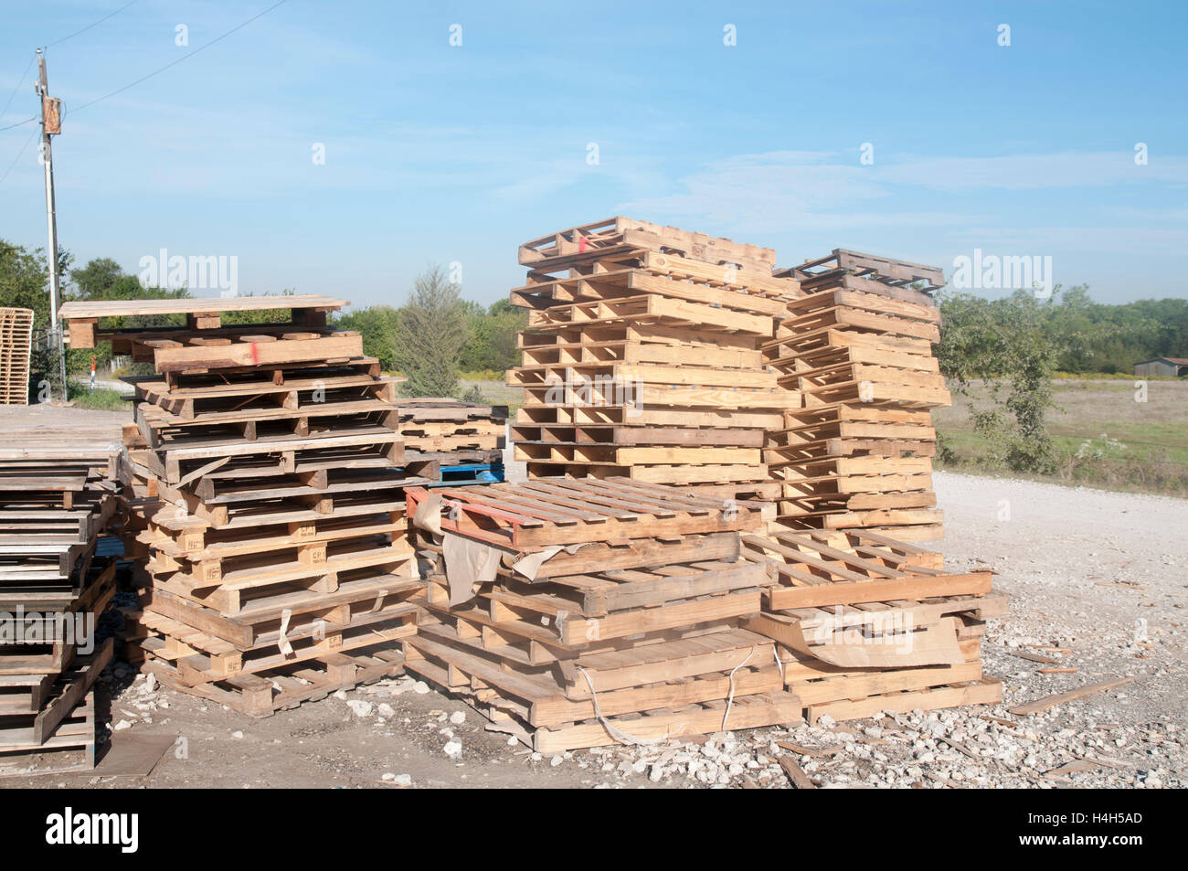 Pallets of supplies hi-res stock photography and images - Alamy