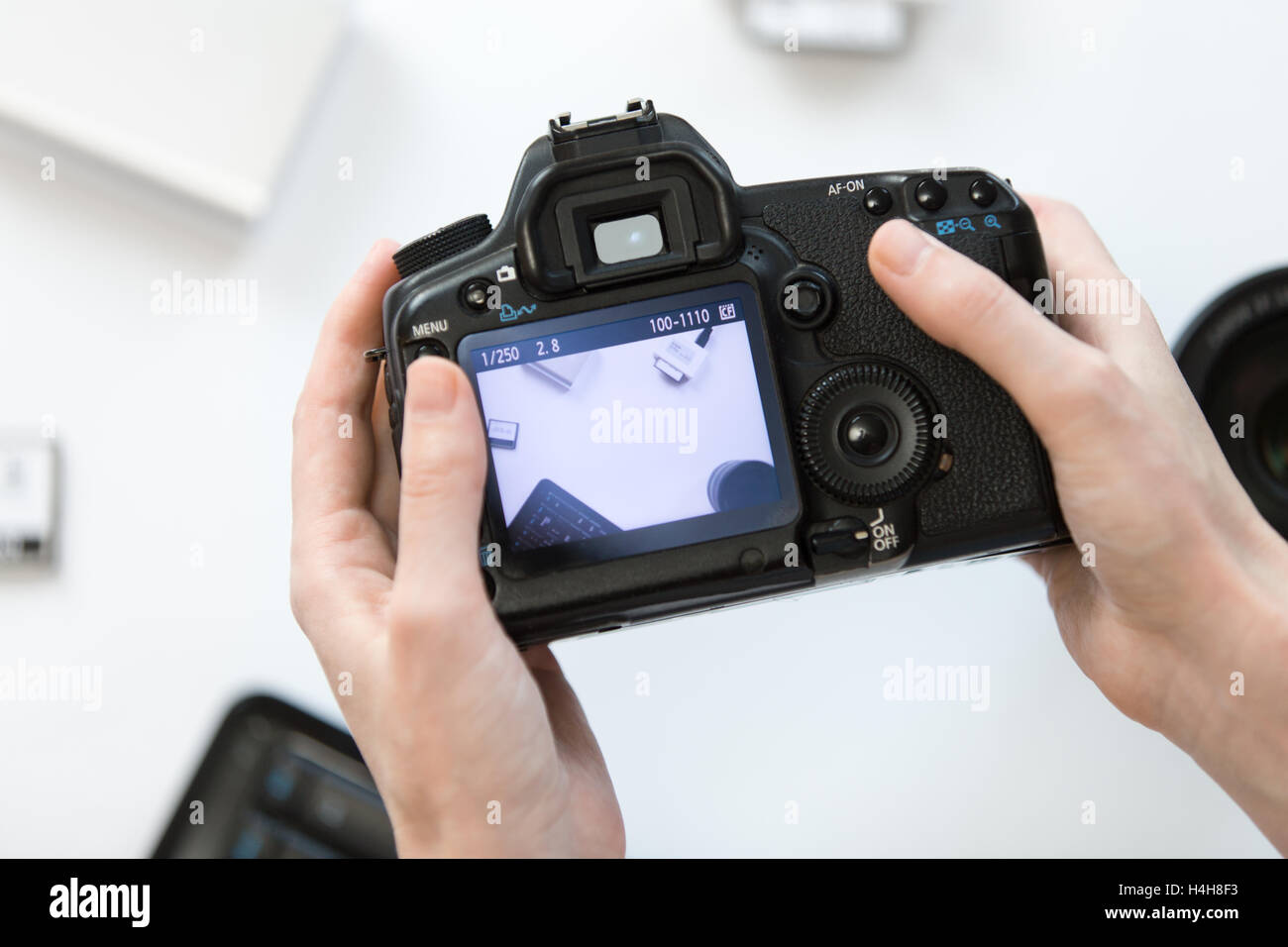 Hands holding a lens hand hi-res stock photography and images - Alamy