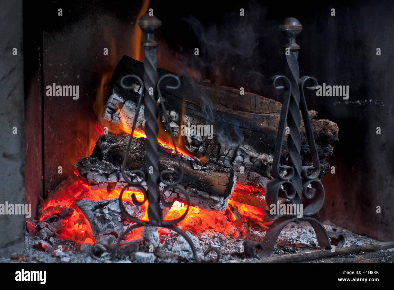 Fire in fireplace pieces wood hi-res stock photography and images - Alamy