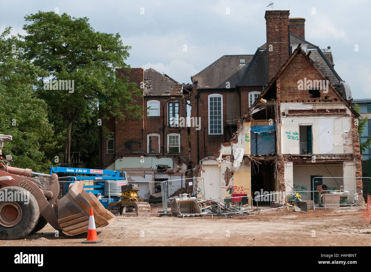 Machine demolish pull down building hi-res stock photography and images ...