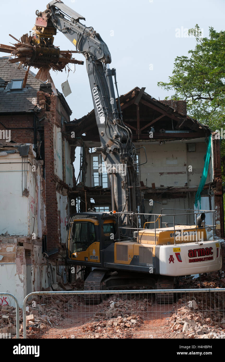 Machine demolish pull down building hi-res stock photography and images ...