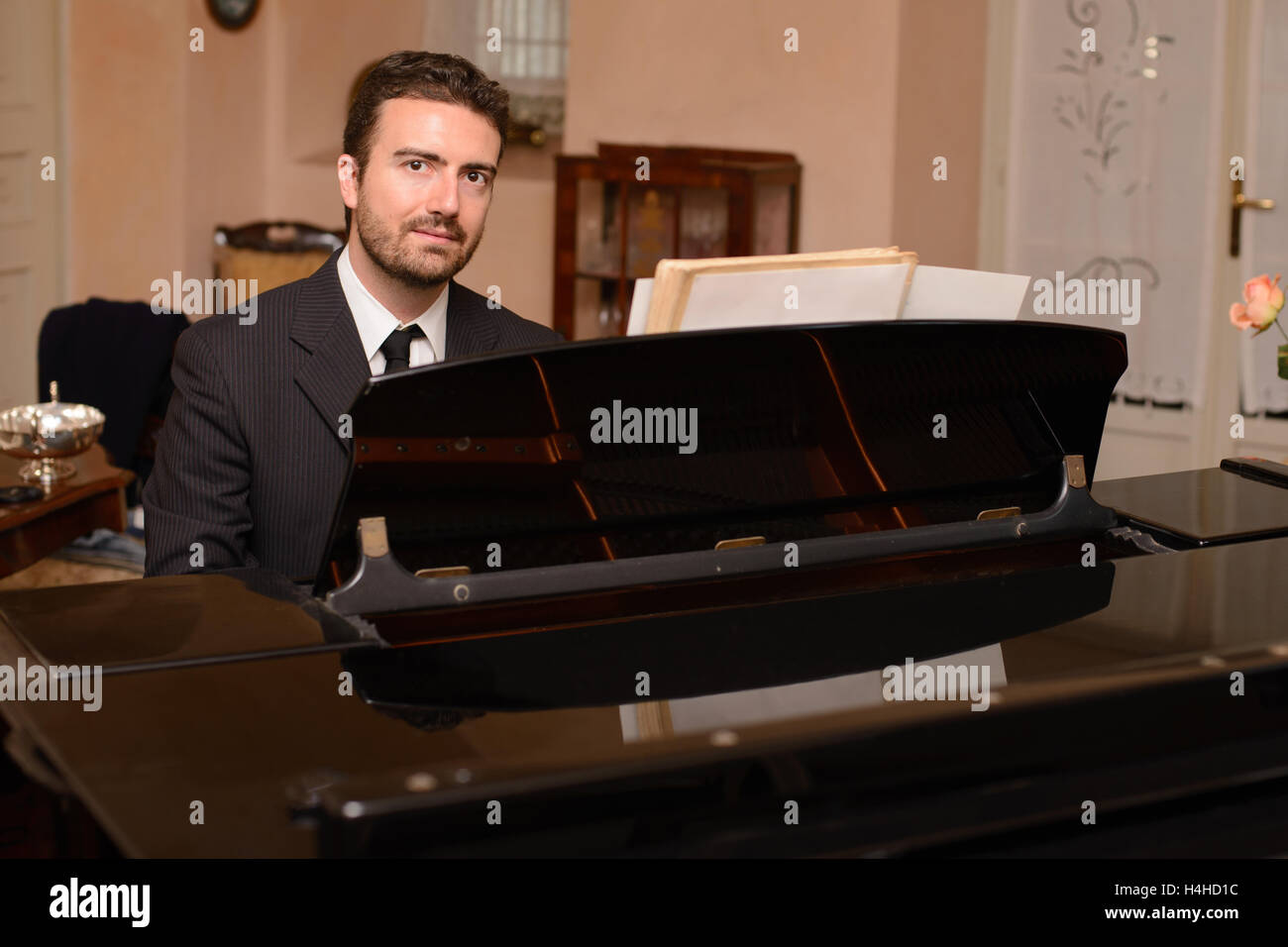 Male keyboard player hi-res stock photography and images - Alamy