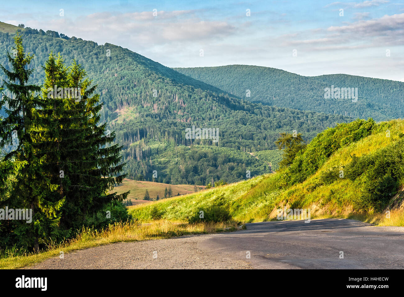Empty road field mountain hi-res stock photography and images - Alamy