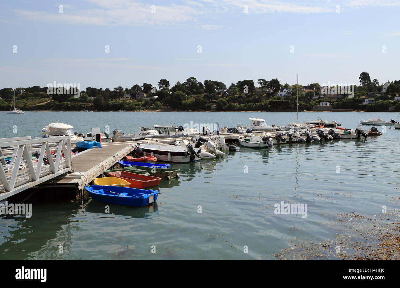 Boats moored at Marina, Rue Benoni Praud, Ile Aux Moines, Morbihan ...