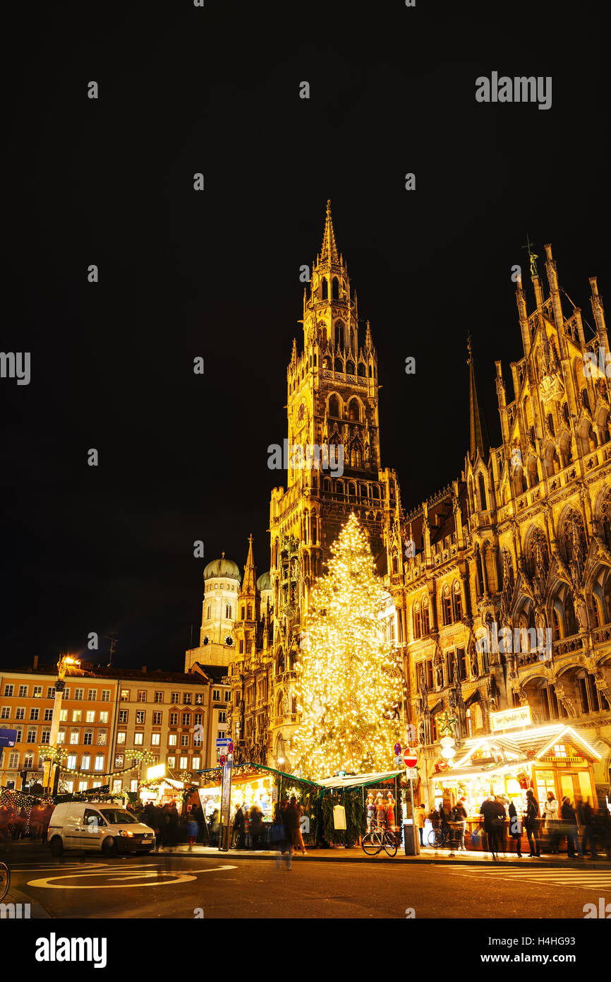 MUNICH - NOVEMBER 30: Overview of Marienplatz with people on November ...