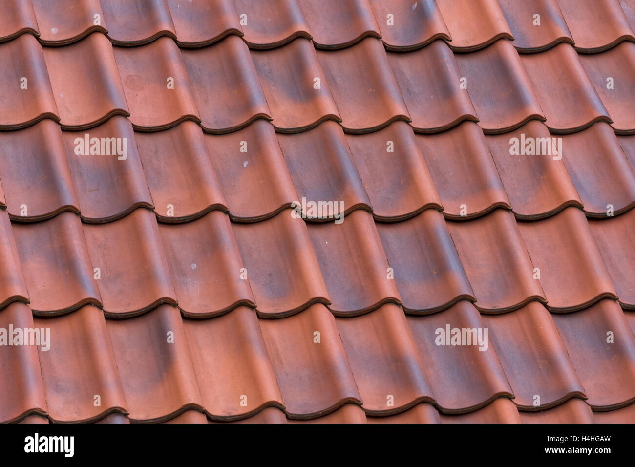 Red tiles roof background texture of a house Stock Photo - Alamy