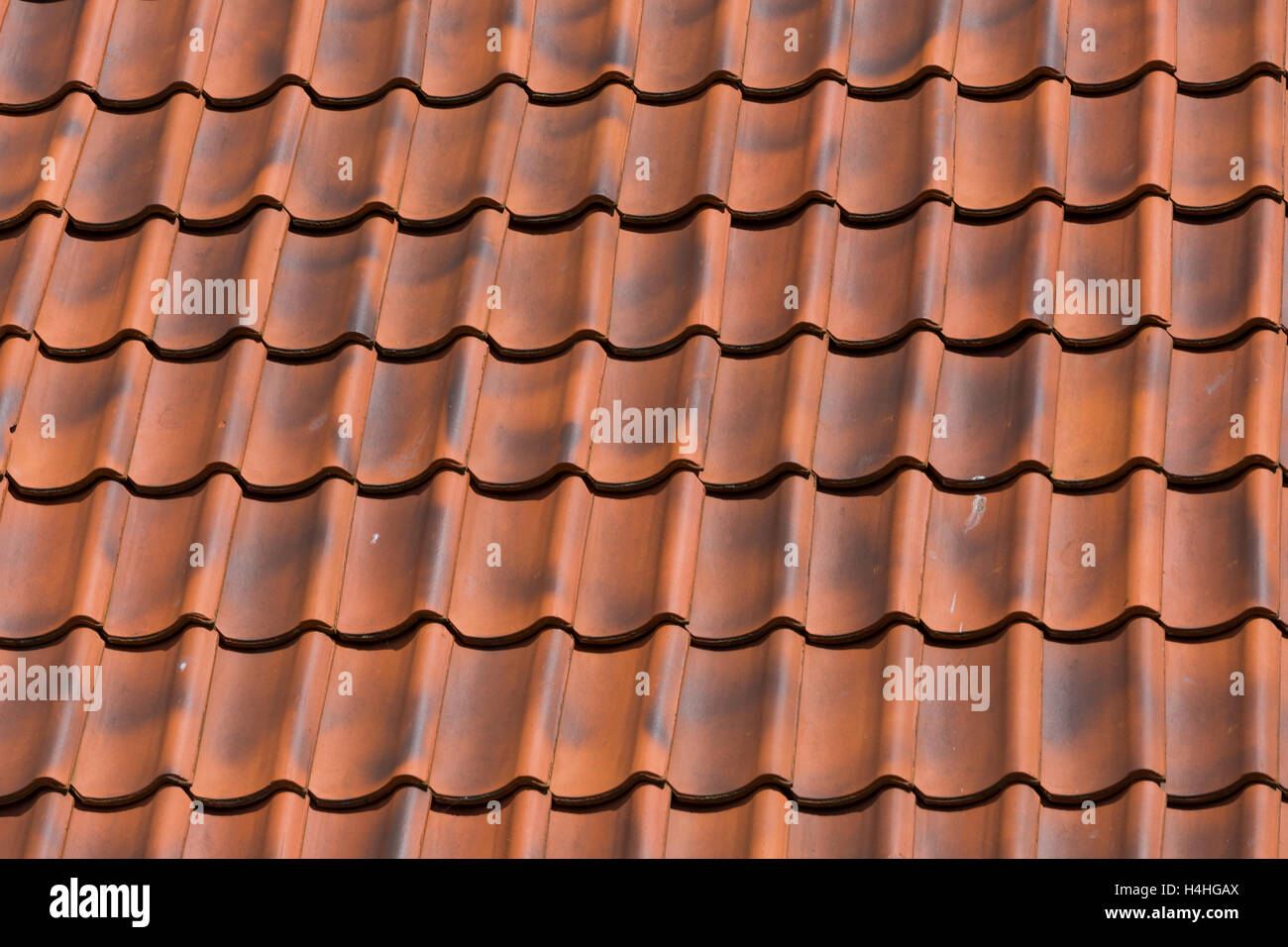 Red tiles roof background texture of a house Stock Photo - Alamy