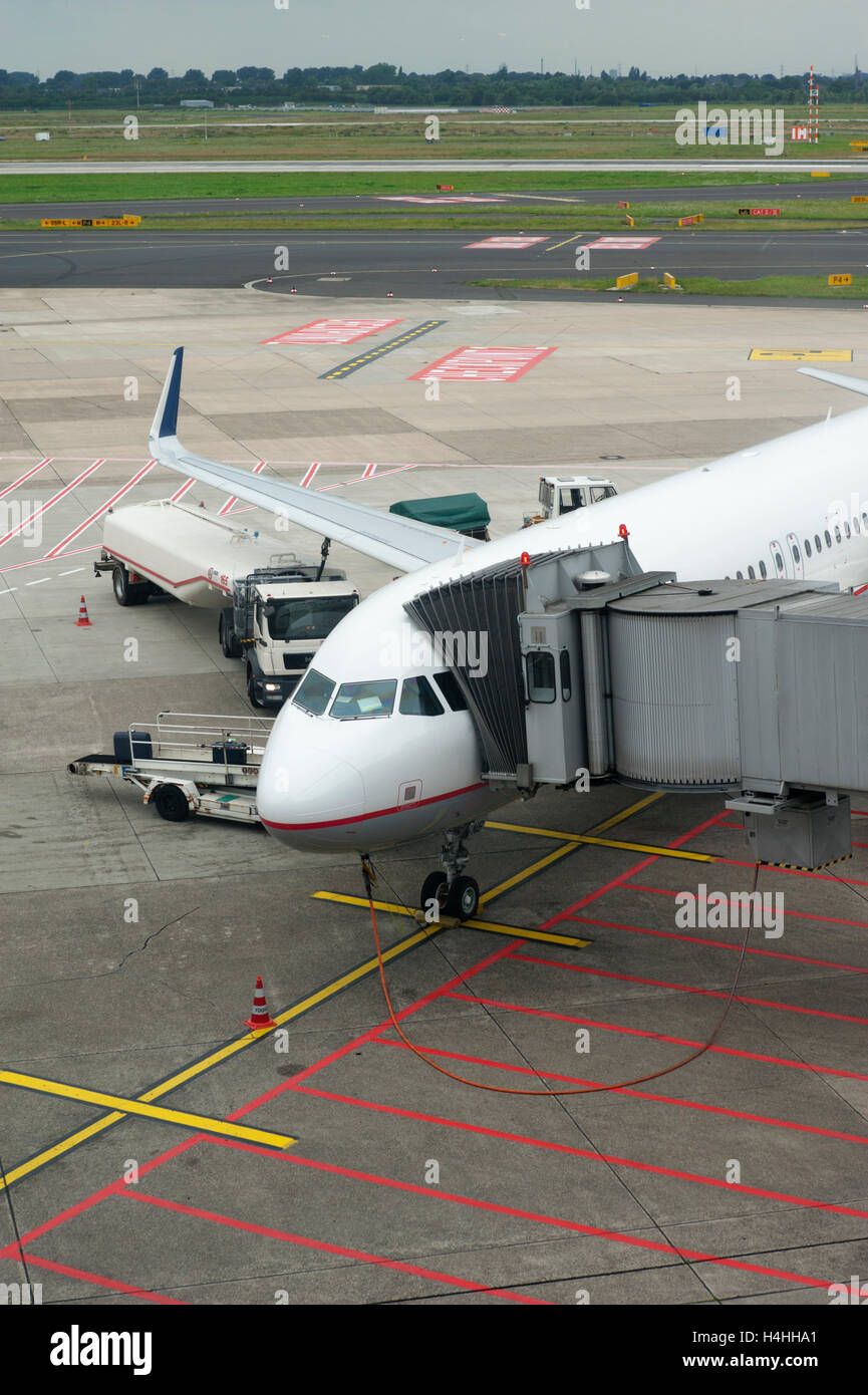 Into plane fueling hi-res stock photography and images - Alamy