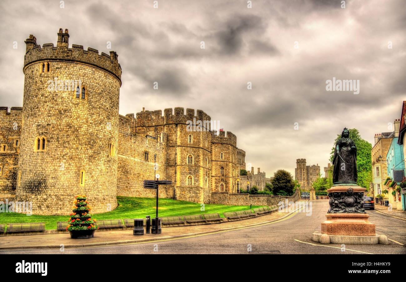 Statue of Queen Victoria and walls of Windsor Castle - England Stock ...