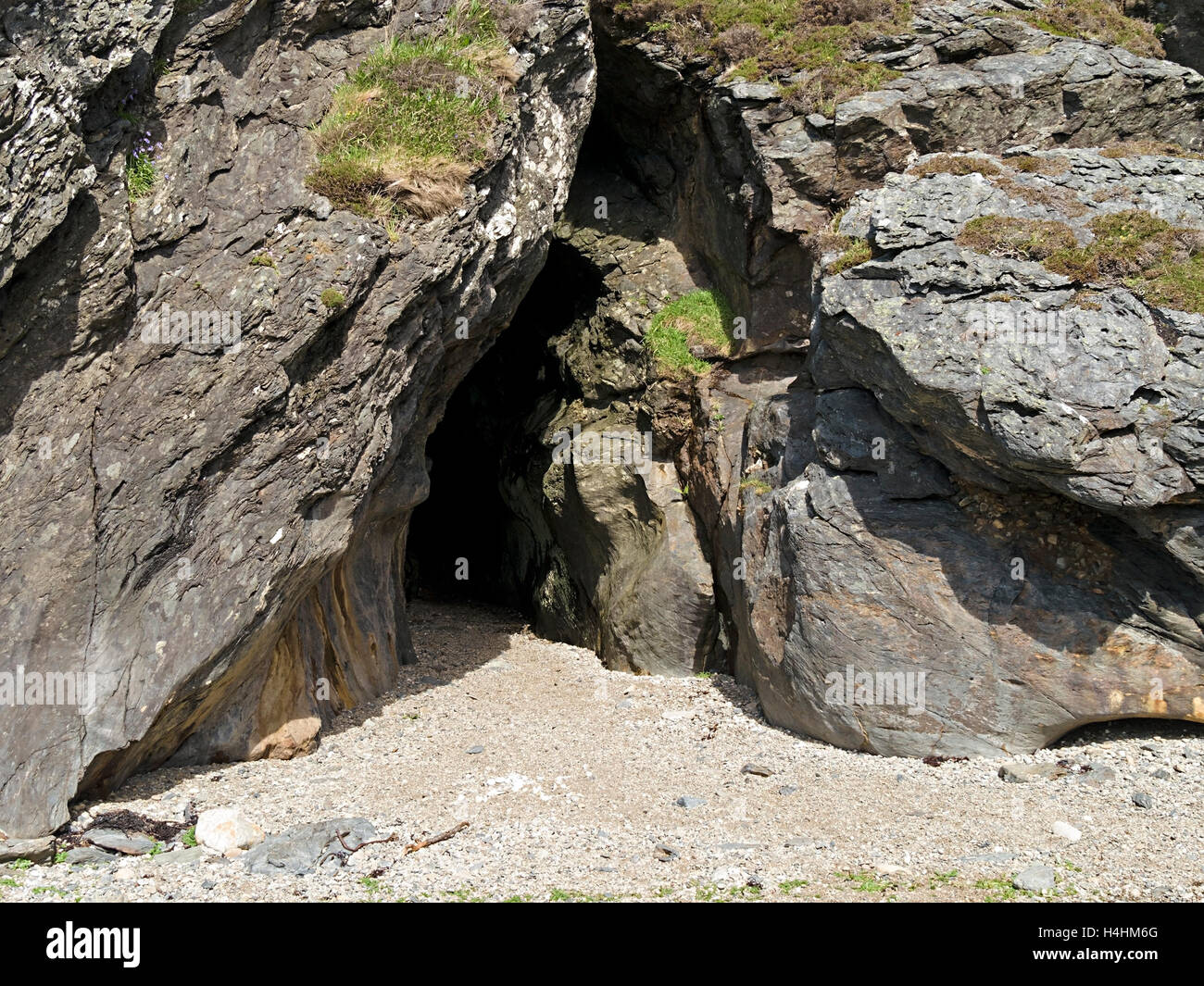 Cave entrance hi-res stock photography and images - Alamy
