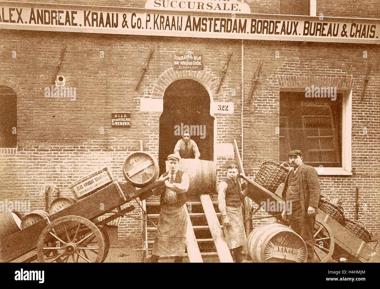 Staff Kraaij and Co. loading and unloading barrels and carts, Anonymous ...