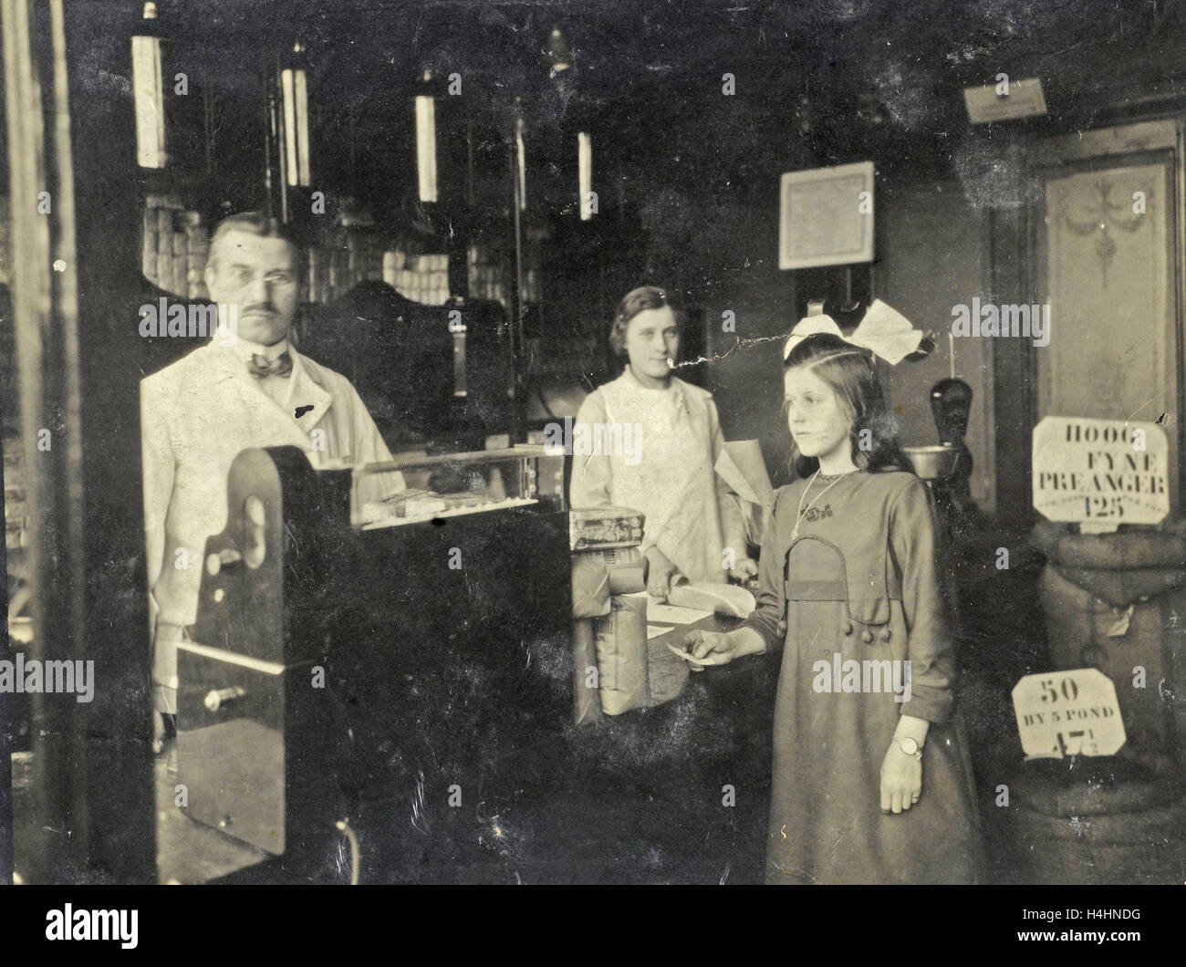 1920 grocers shop hi-res stock photography and images - Alamy