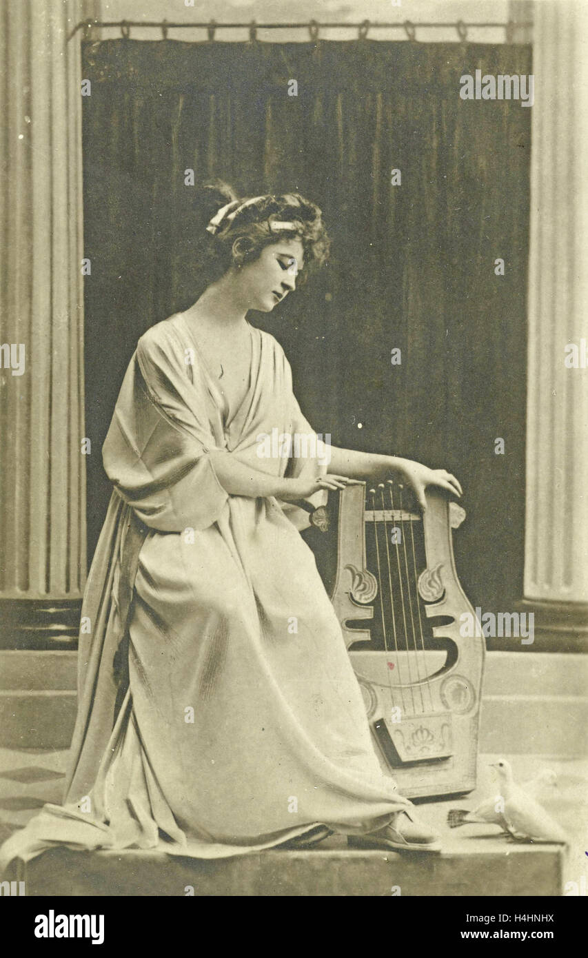 Woman portrait 1900 hi-res stock photography and images - Alamy
