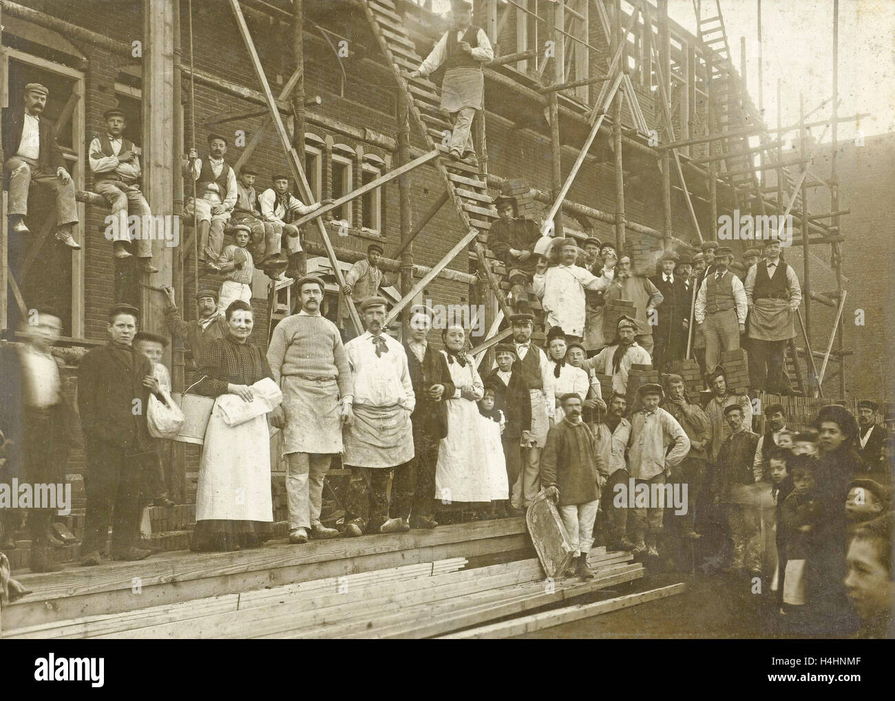 Group portrait of workers at a house under construction, Centraal ...