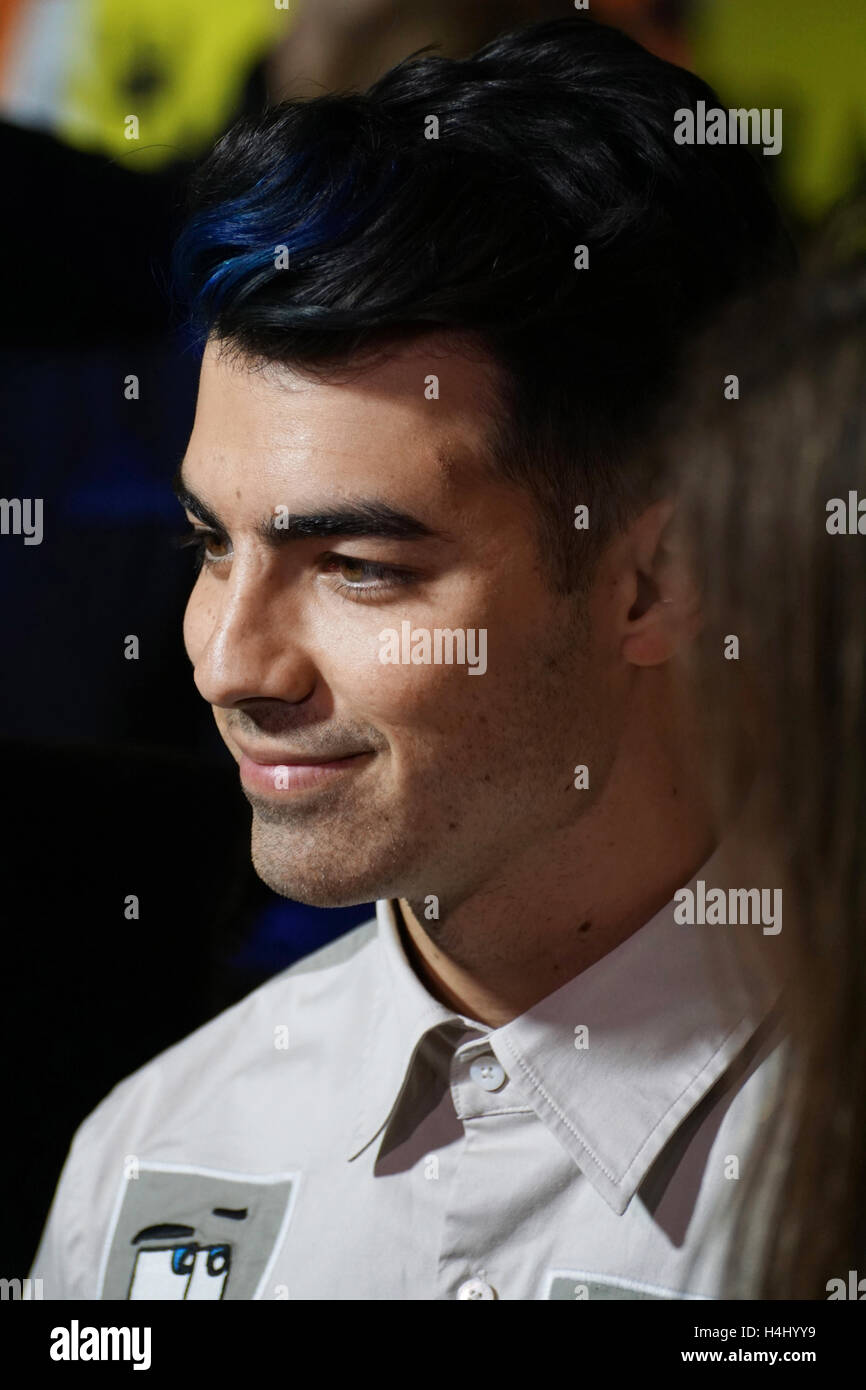 Singer joe jonas band jonas hi-res stock photography and images - Alamy