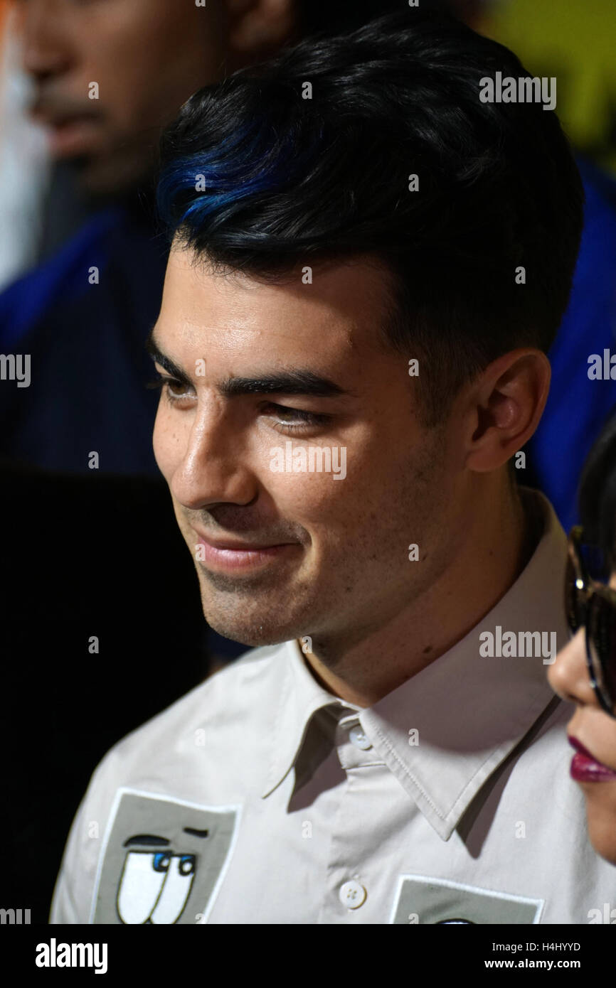Singer joe jonas band jonas hi-res stock photography and images - Alamy