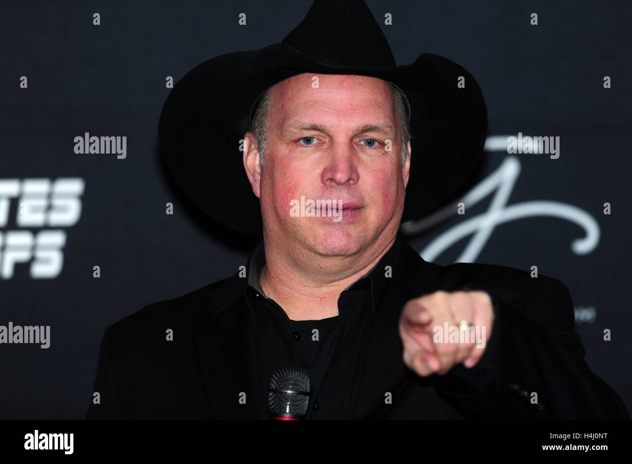 Garth Brooks Denver press conference for his first Denver show in over ...