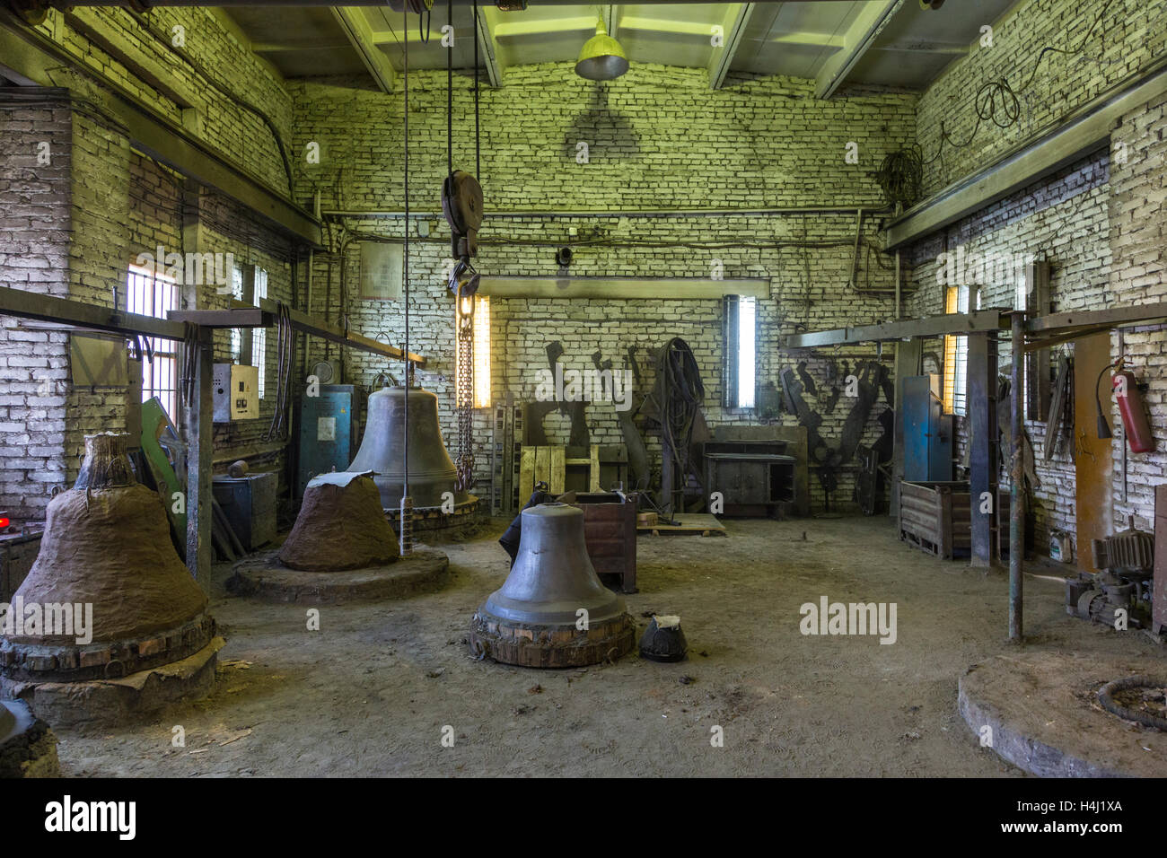 Old machine shop factory hi-res stock photography and images - Alamy
