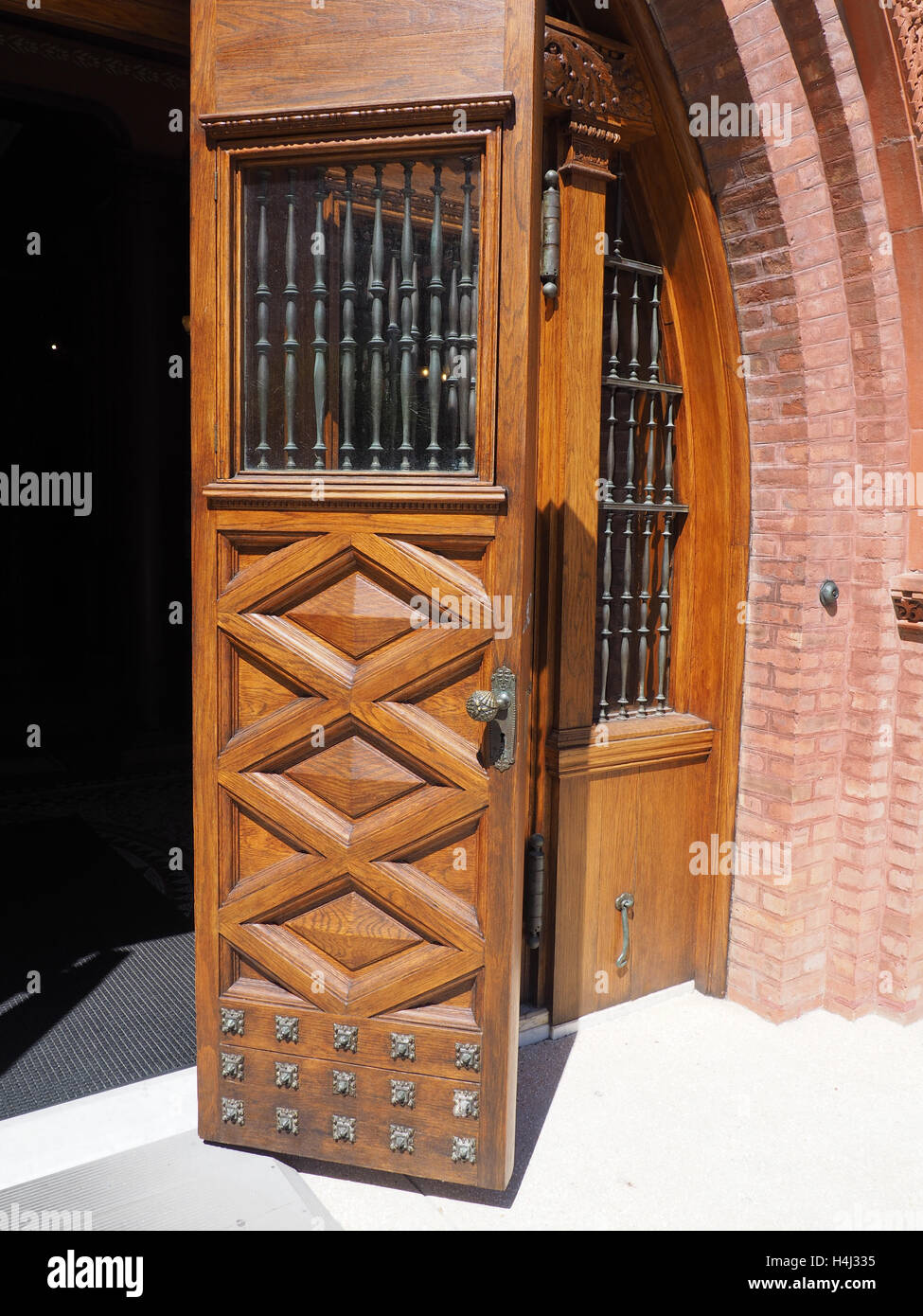 Wood doors hi-res stock photography and images - Alamy