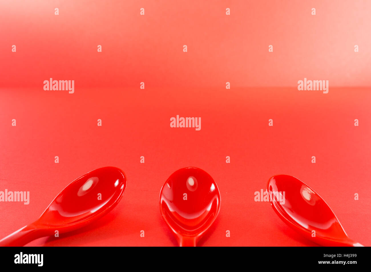 Kid with red background hi-res stock photography and images - Alamy