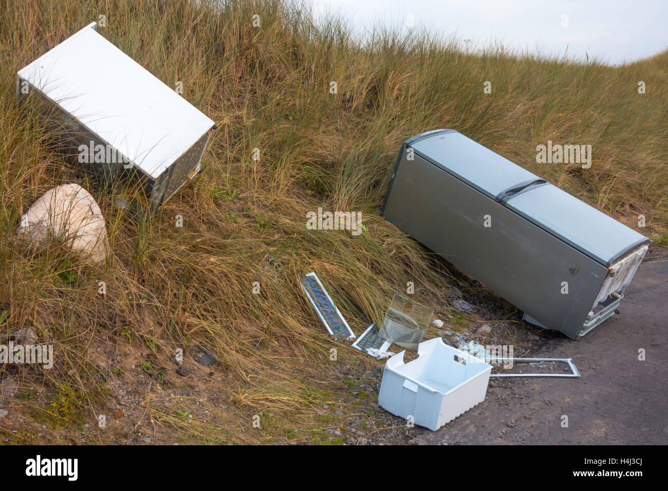 Dumped refrigerator hi-res stock photography and images - Alamy