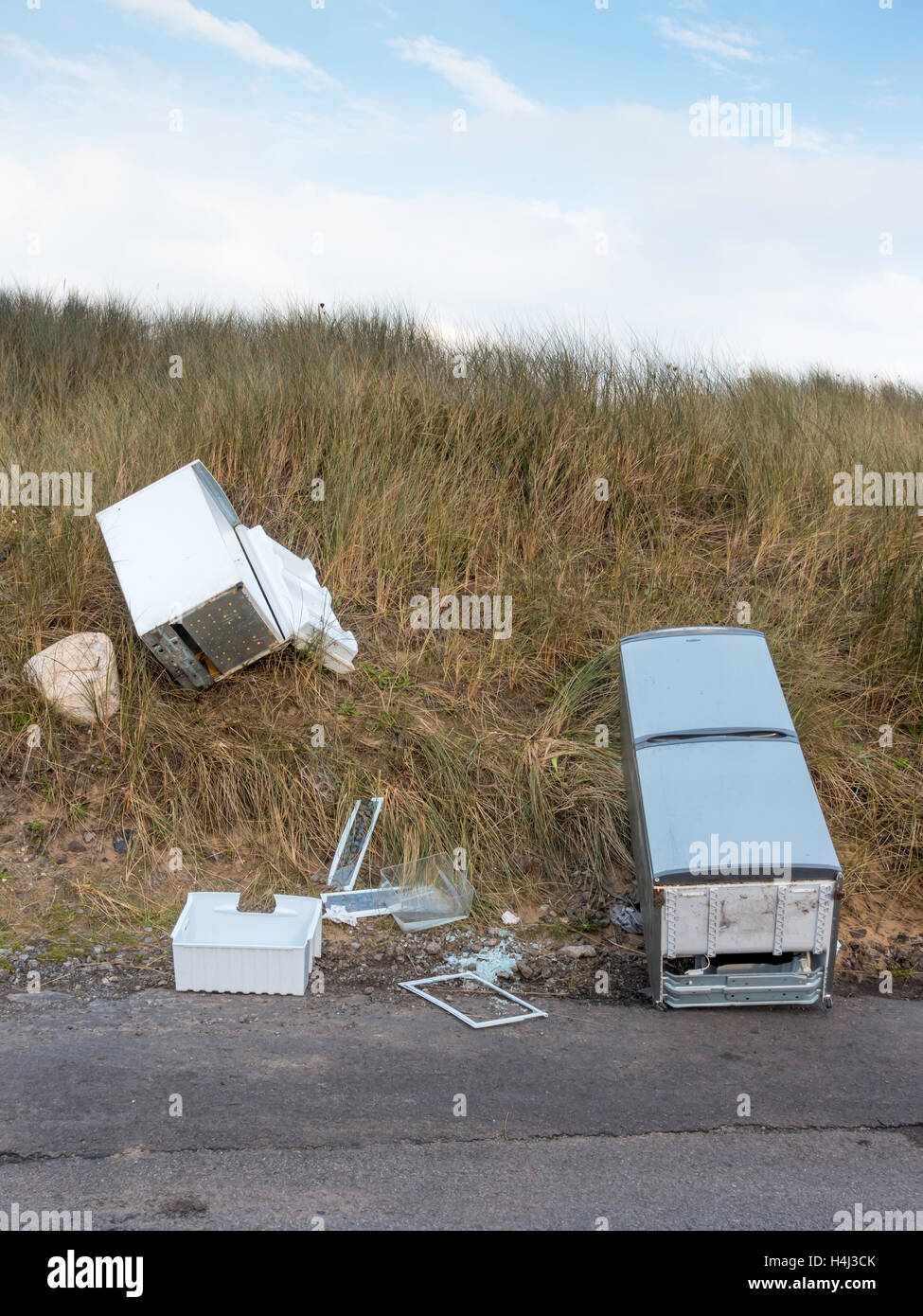 Dumped refrigerator hi-res stock photography and images - Alamy