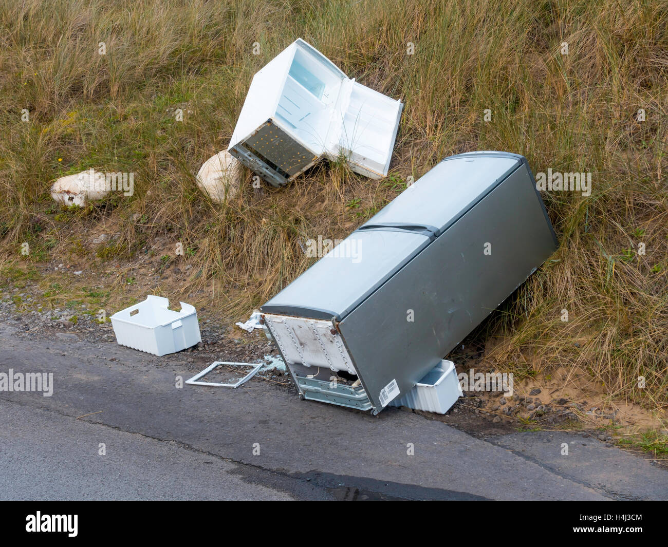 Dumped refrigerator hi-res stock photography and images - Alamy