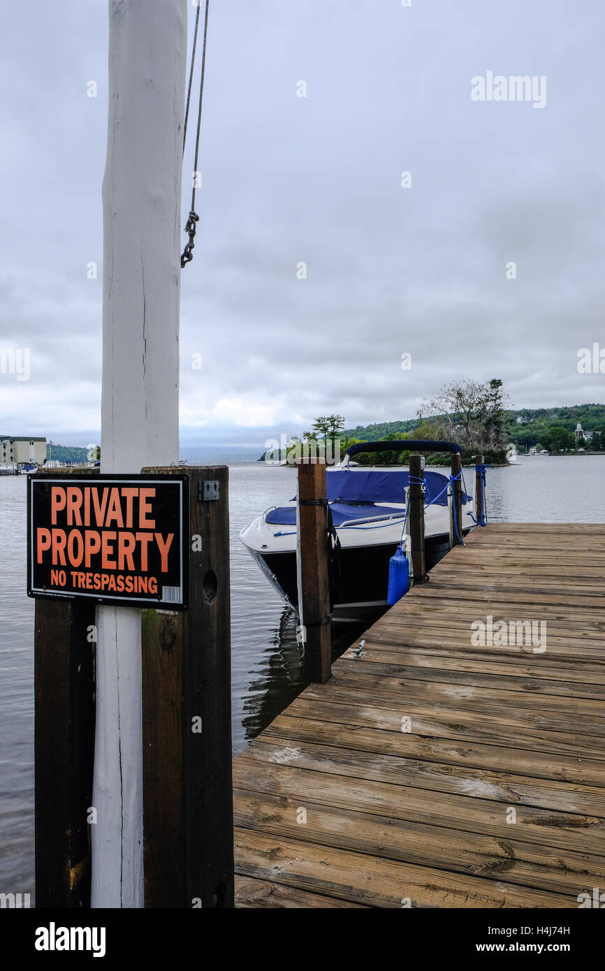 Sign private jetty hi-res stock photography and images - Alamy