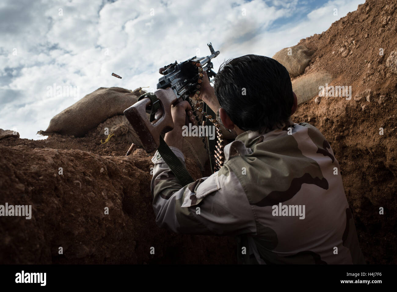 Machine gun fire - 14/02/2013 - Syria / Aleppo / Al-Bab - A fighter of ...