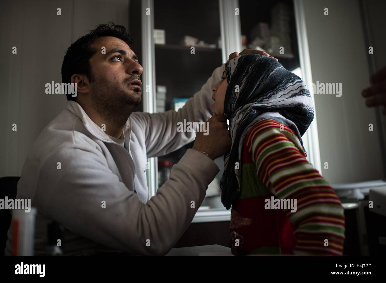 Refugee camp doctor hi-res stock photography and images - Alamy
