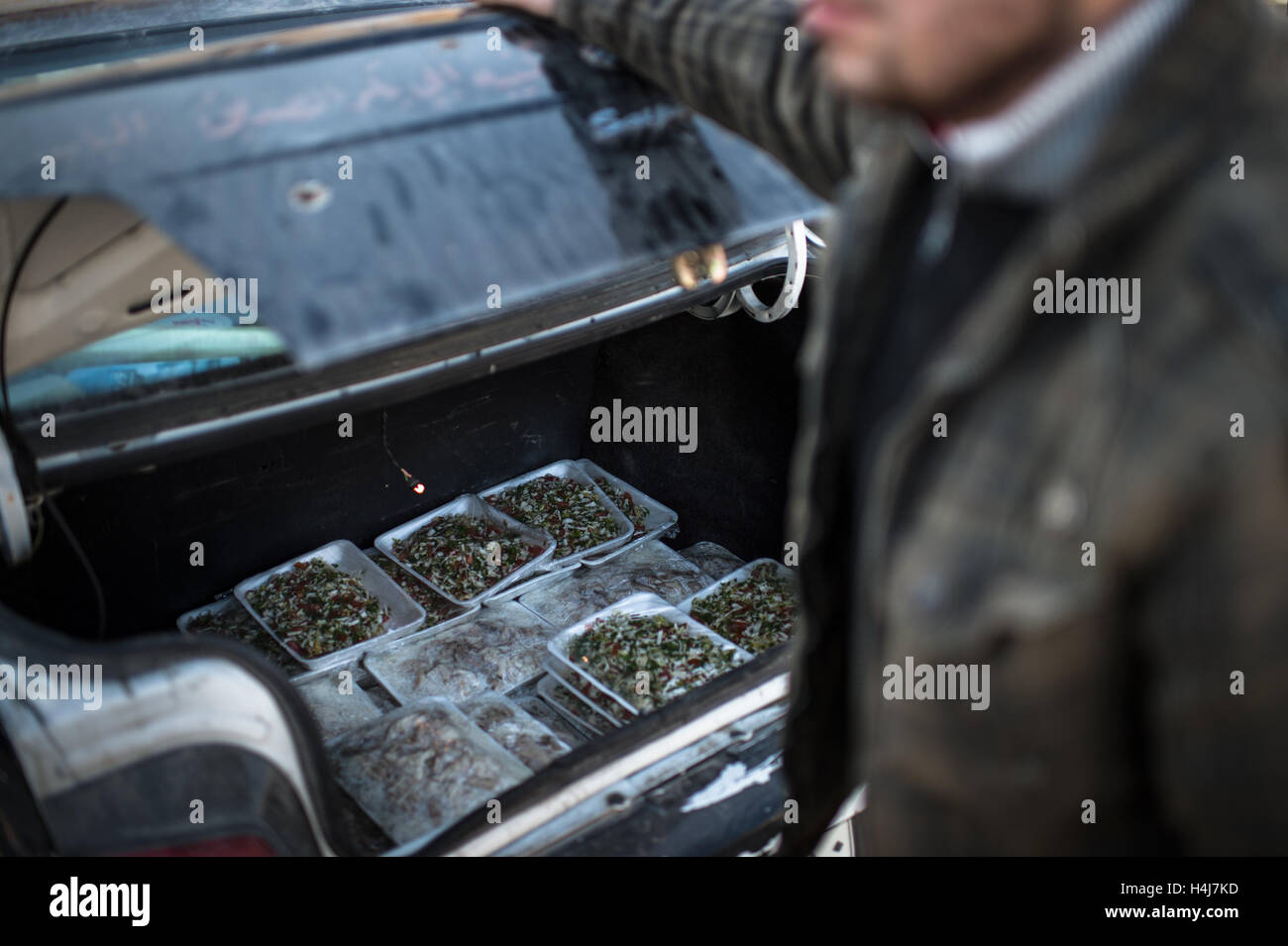 Food distribution - 13/02/2013 - Syria / Aleppo / Kwiriss Airport - A ...