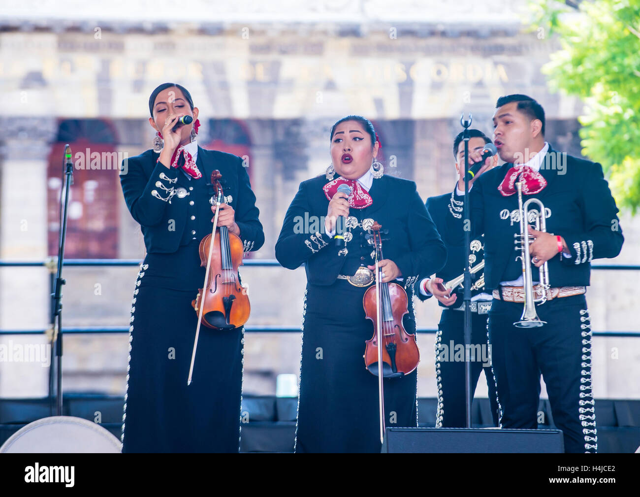 Mariachi band on stage hi-res stock photography and images - Alamy
