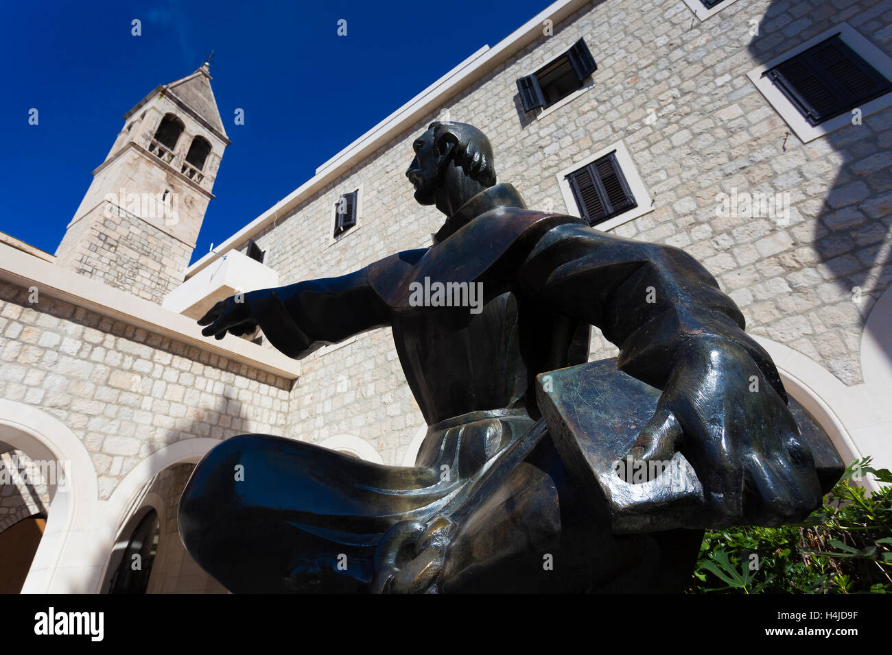 Town center statue hi-res stock photography and images - Alamy