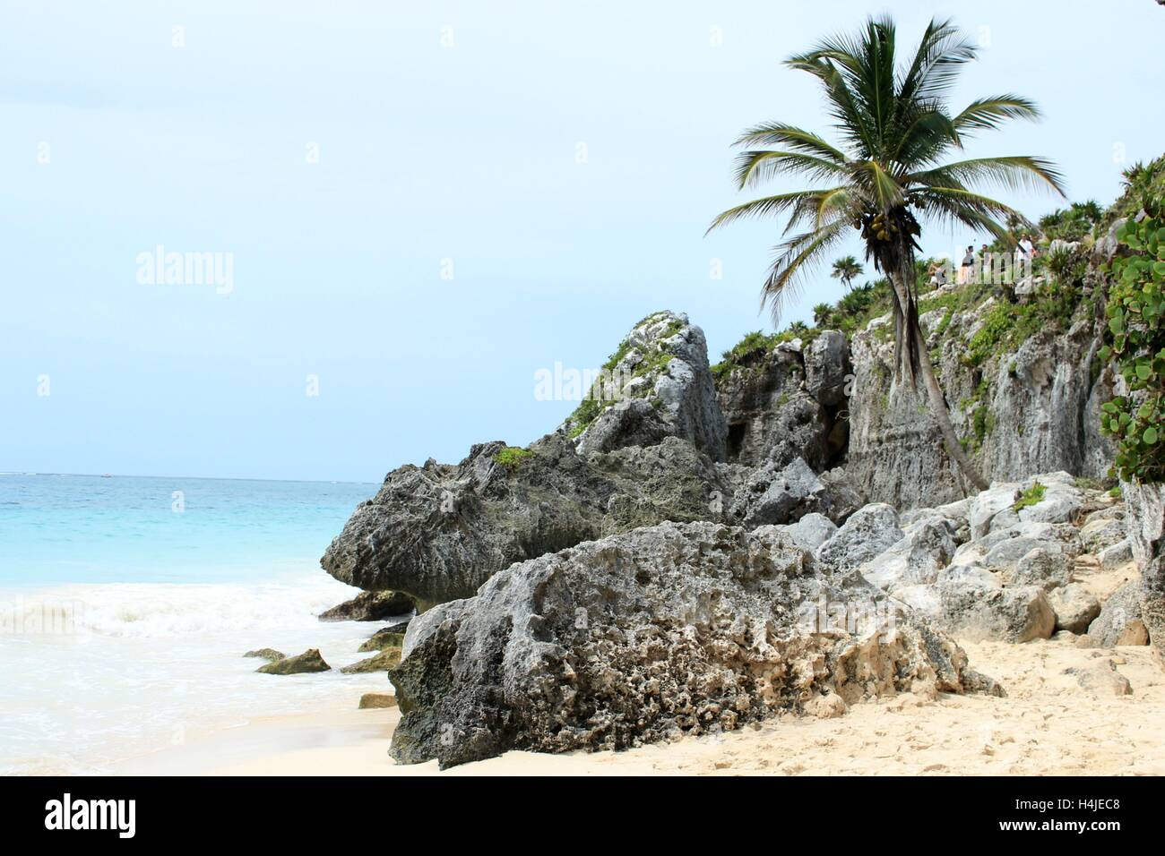 Cliff side beach hi-res stock photography and images - Alamy