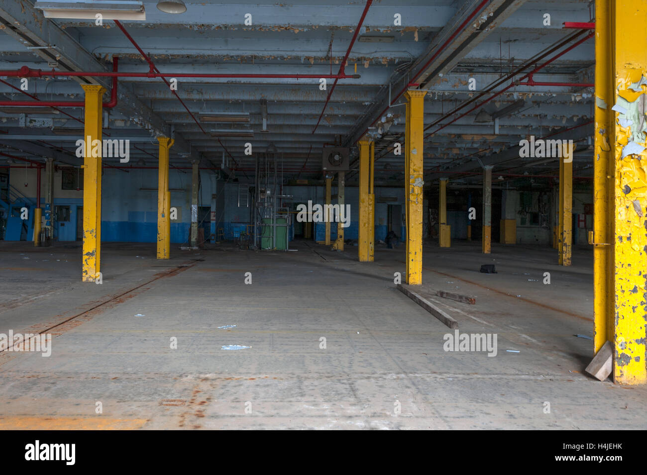 Empty factory floor Stock Photo - Alamy