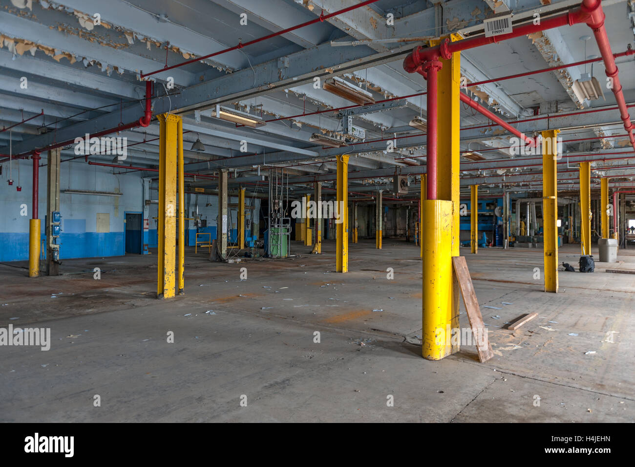 Empty factory floor Stock Photo - Alamy