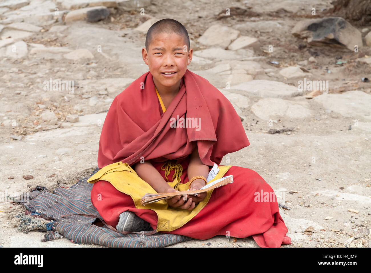 Buddhist monk reading scripture hi-res stock photography and images - Alamy
